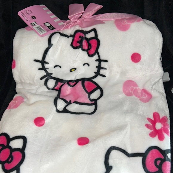 Hello Kitty | Bedding | New Hello Kitty Daisy Bow Plush Throw Blanket 5 ...
